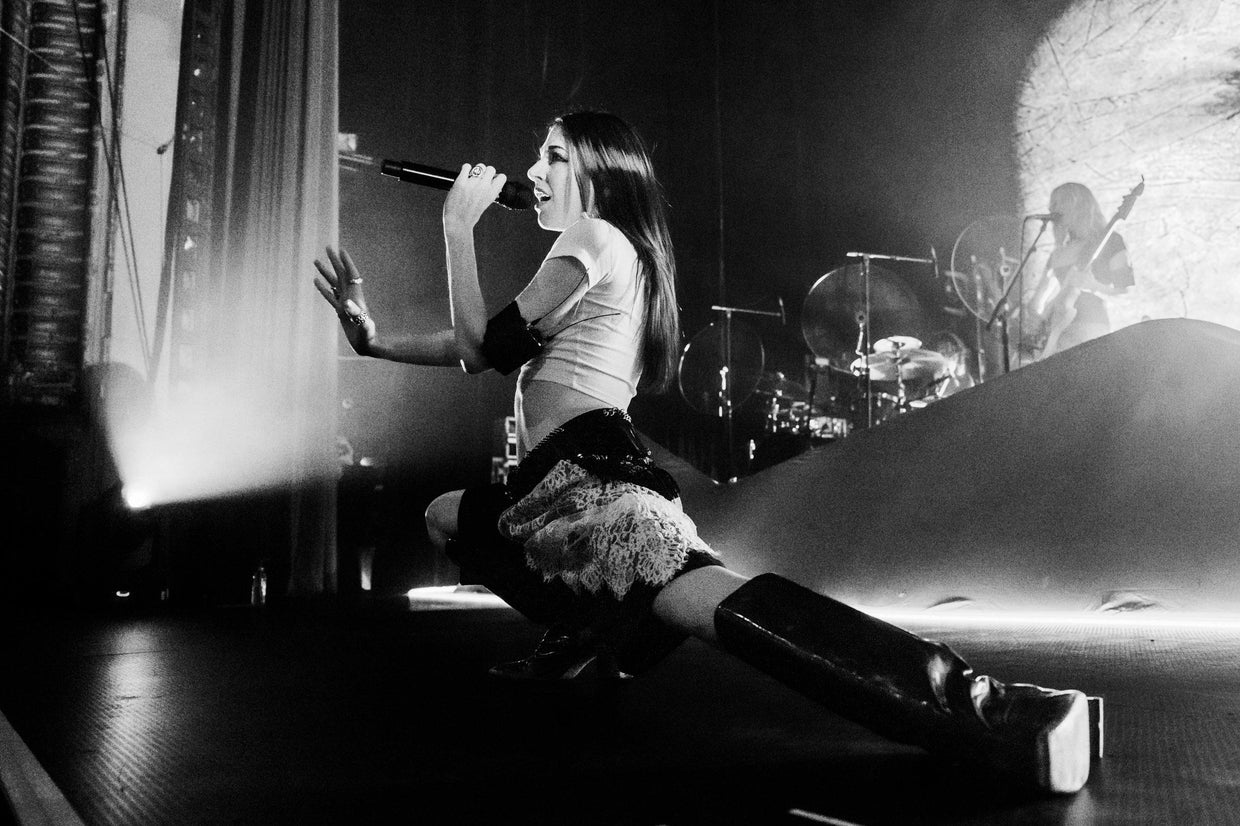 Photos: Indie-pop singer Caroline Polachek brings spectacular show to ...