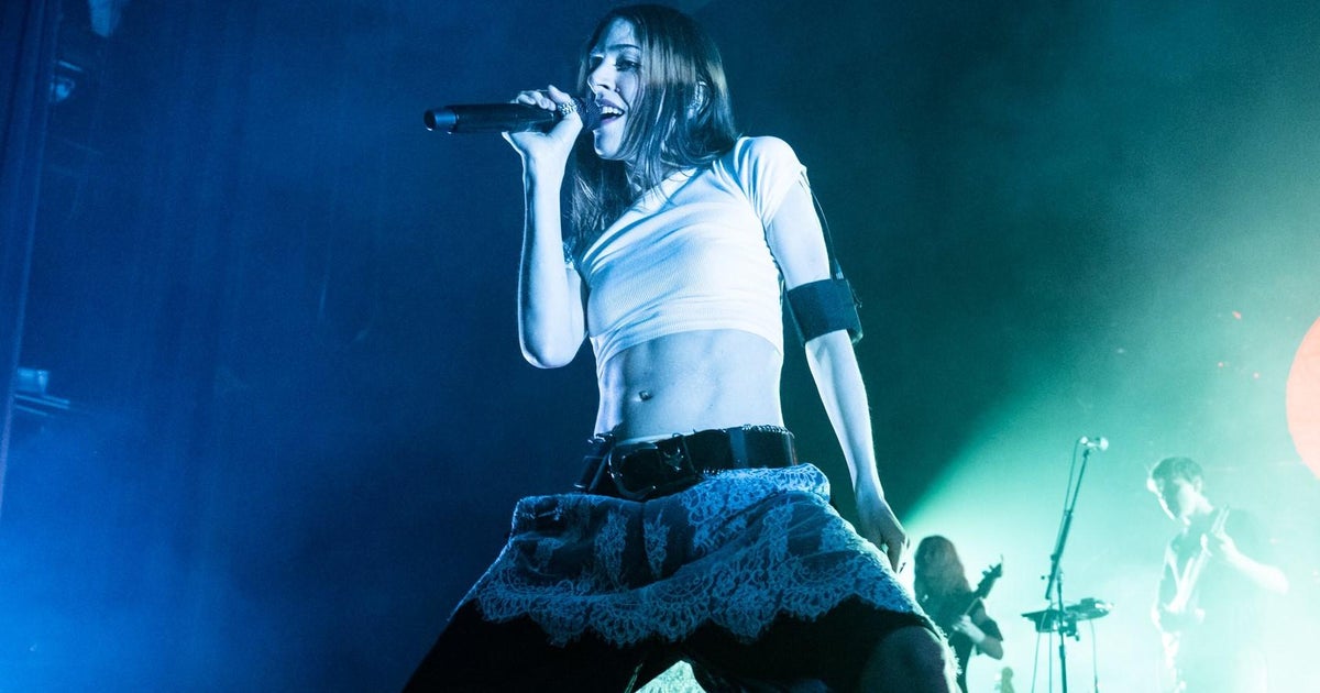 Photos: Indie-pop singer Caroline Polachek brings spectacular show to ...