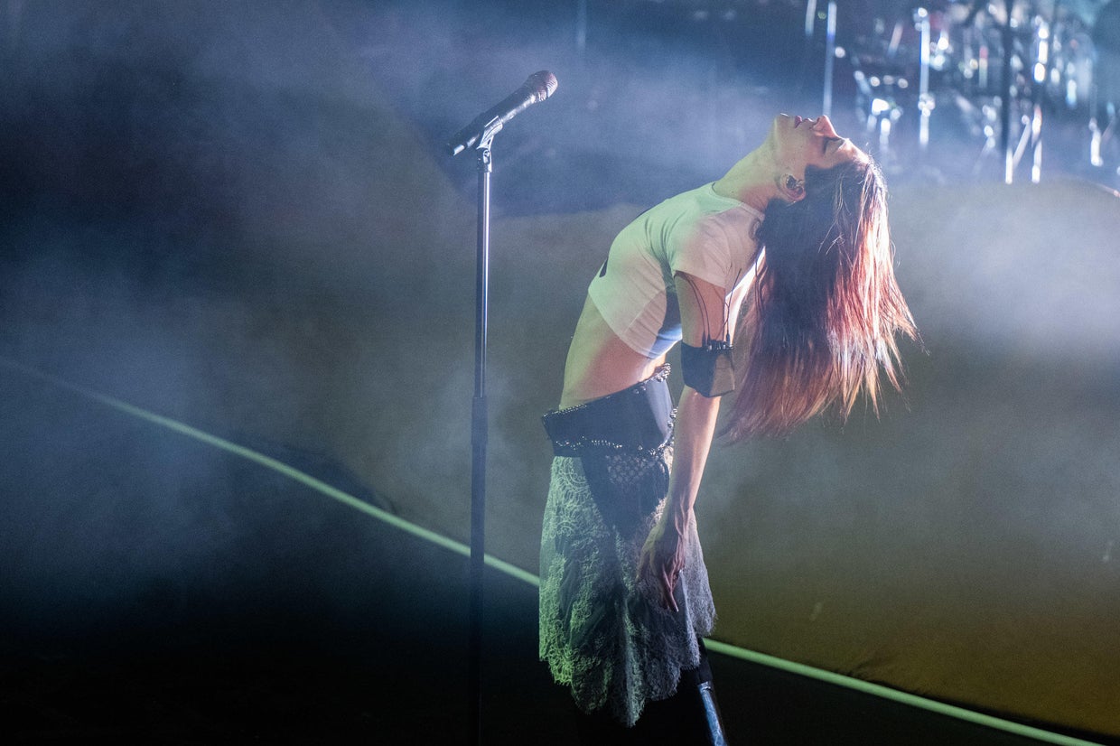 Photos: Indie-pop singer Caroline Polachek brings spectacular show to ...