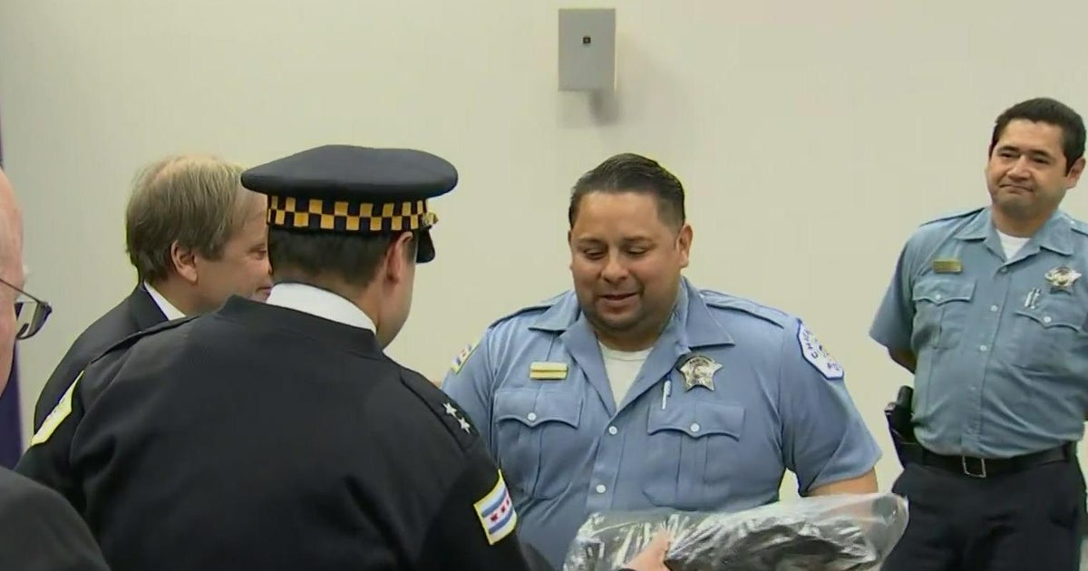 Chicago police officers receive new bulletproof vests - CBS Chicago