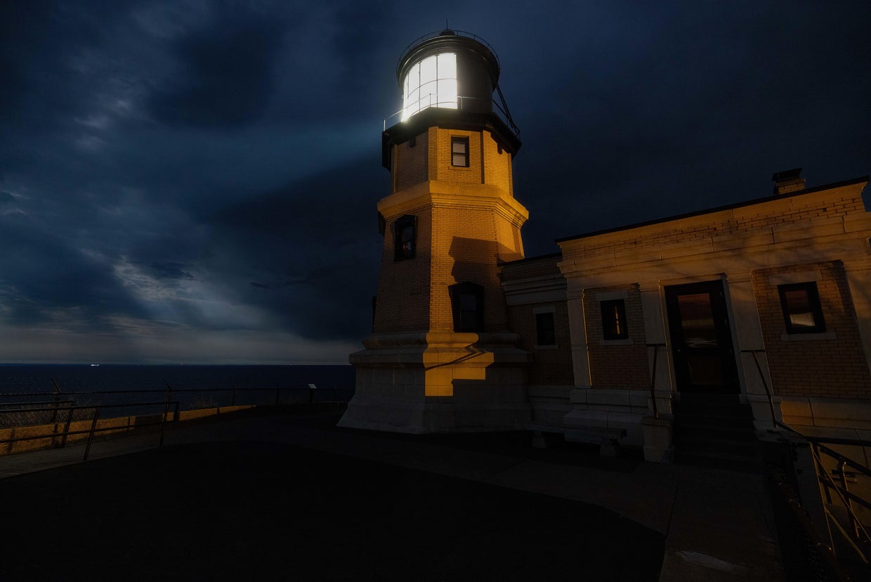 Split Rock Lighthouse lit in honor of Gordon Lightfoot - CBS Minnesota