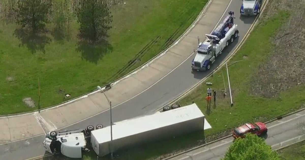 Semi truck rolls over on Edens Expressway - CBS Chicago