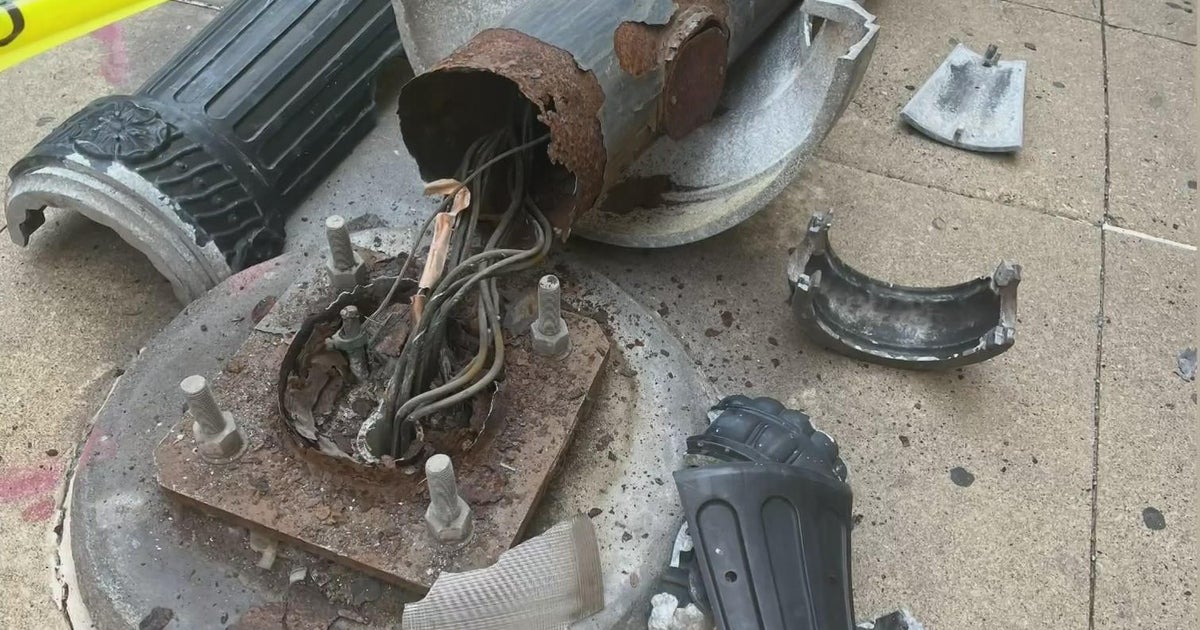 Rusted light pole crashes down in the Loop - CBS Chicago