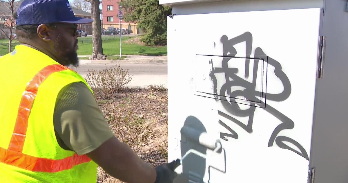 Minneapolis city crews hard at work removing graffiti - CBS Minnesota