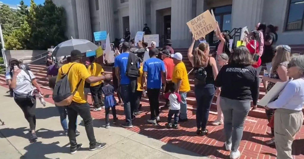 Demonstrators protest in Antioch following police scandal - CBS San ...