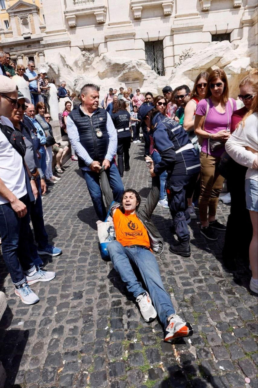 Trevi Fountain water turned black by climate activists protesting ...