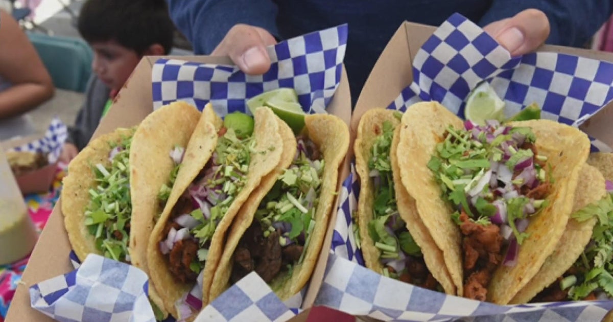 Maxwell Street Market returns on Near West Side Sunday - CBS Chicago