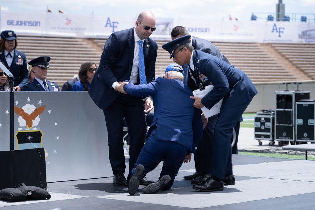 Biden falls onstage after tripping at Air Force Academy commencement ceremony - CBS News