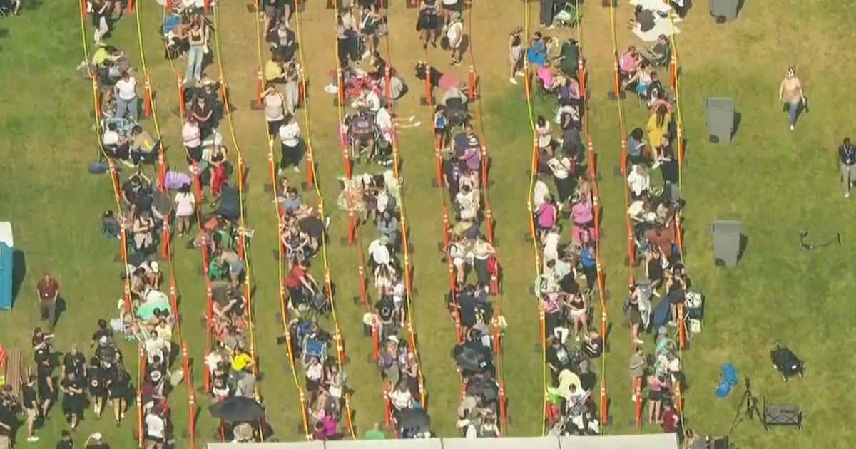 Taylor Swift Chicago Concert Update: Swifties line up for merchandise ...