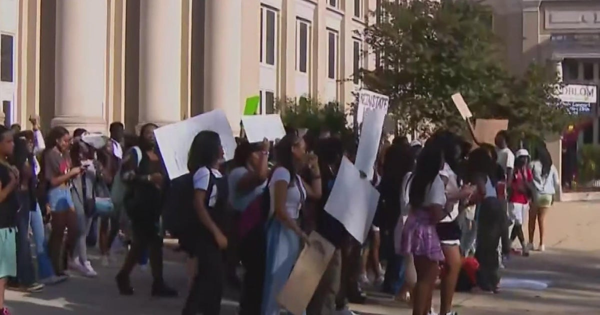 Lindblom High School parents, students calling for principal to be re ...