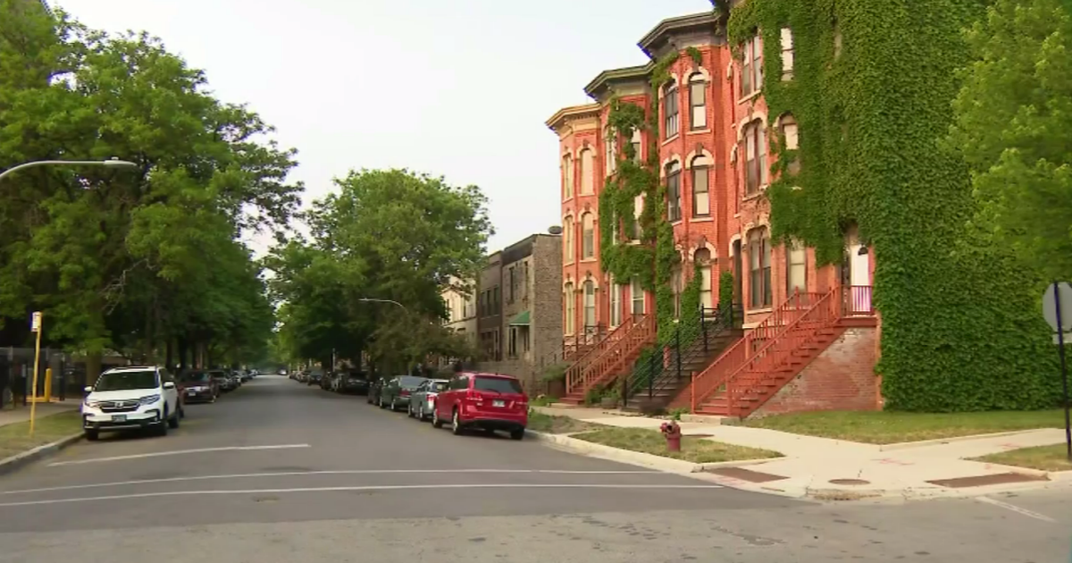 Burglars break in at 3 homes in Douglas neighborhood - CBS Chicago
