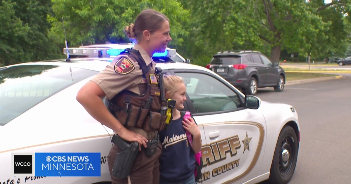 "Cop Kelly" works to build bonds with students - CBS Minnesota