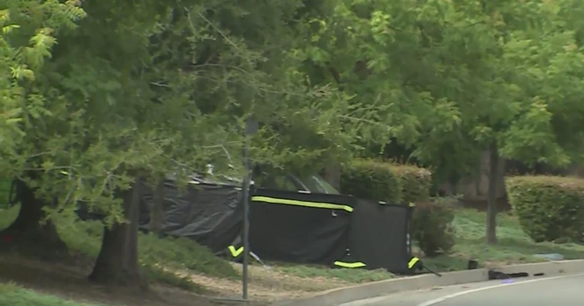 1 dead, 4 injured after car crashes into tree in Sacramento - CBS ...