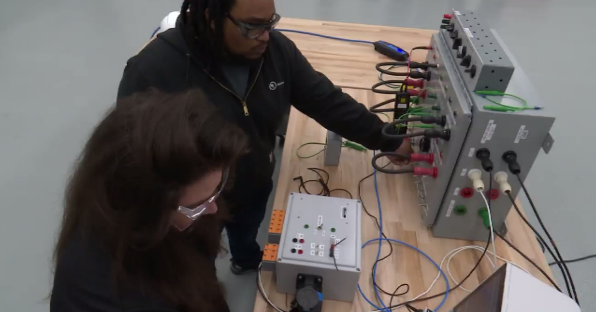 Northbrook lab helps turn to green tech by testing EV batteries - CBS ...