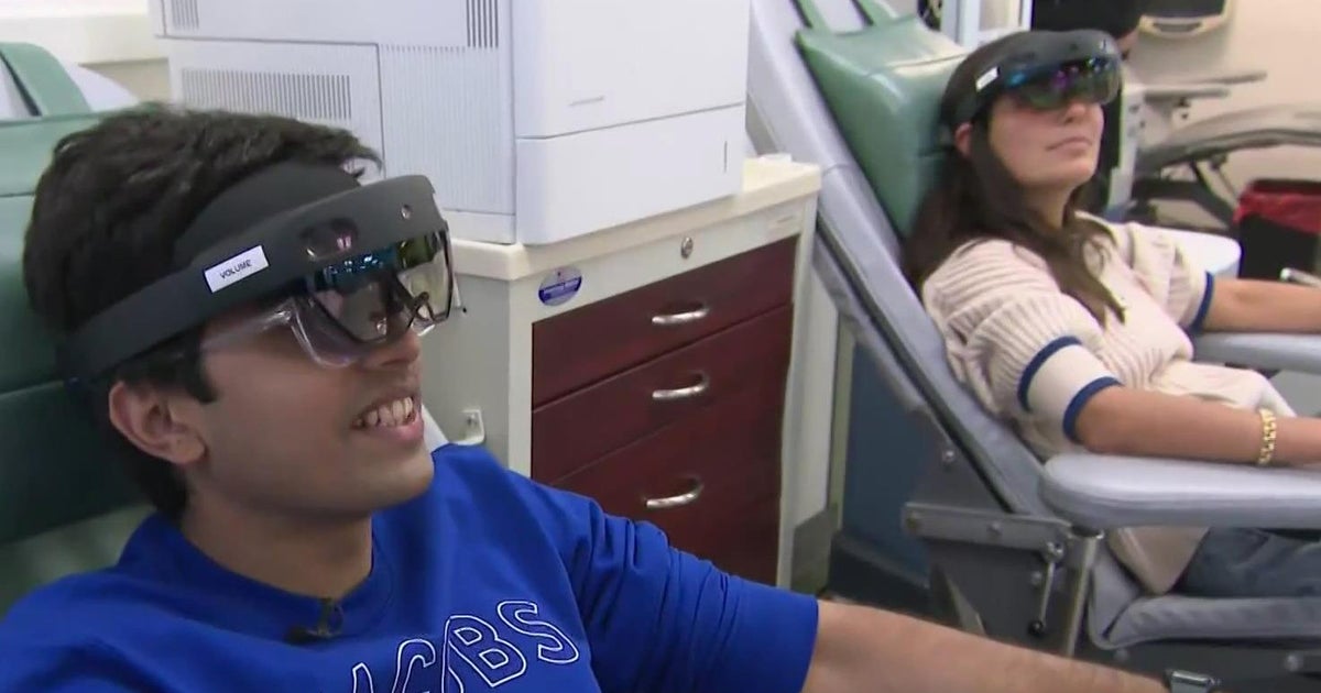 High tech goggles help relax first time blood donors - CBS Chicago