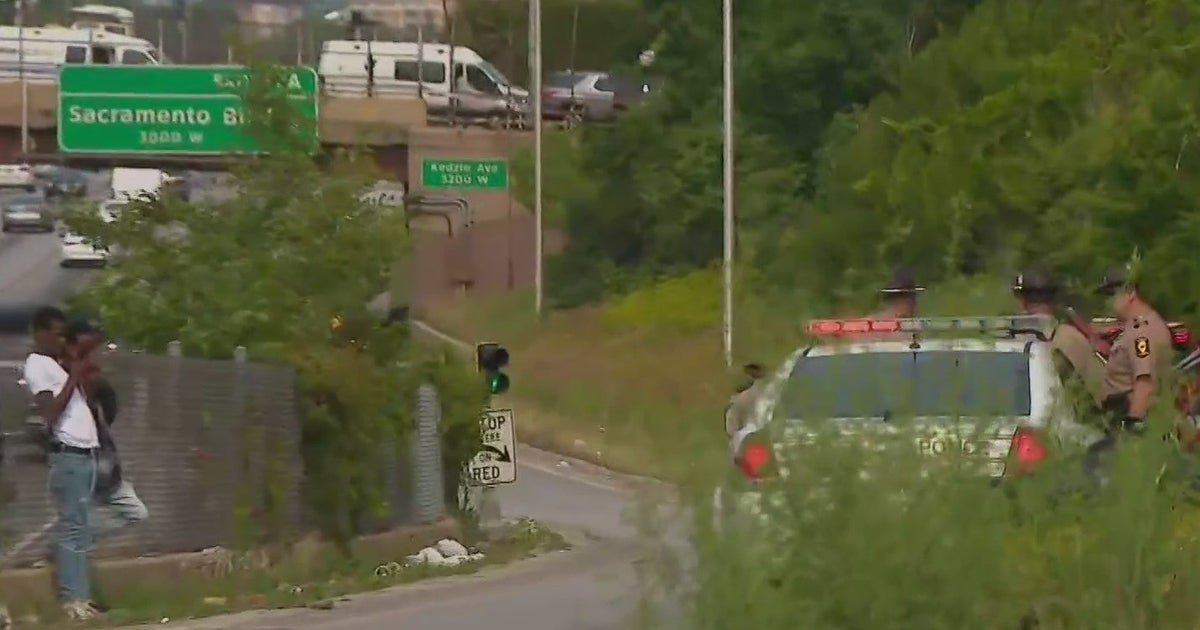 Two people shot on Eisenhower Expressway ramp - CBS Chicago