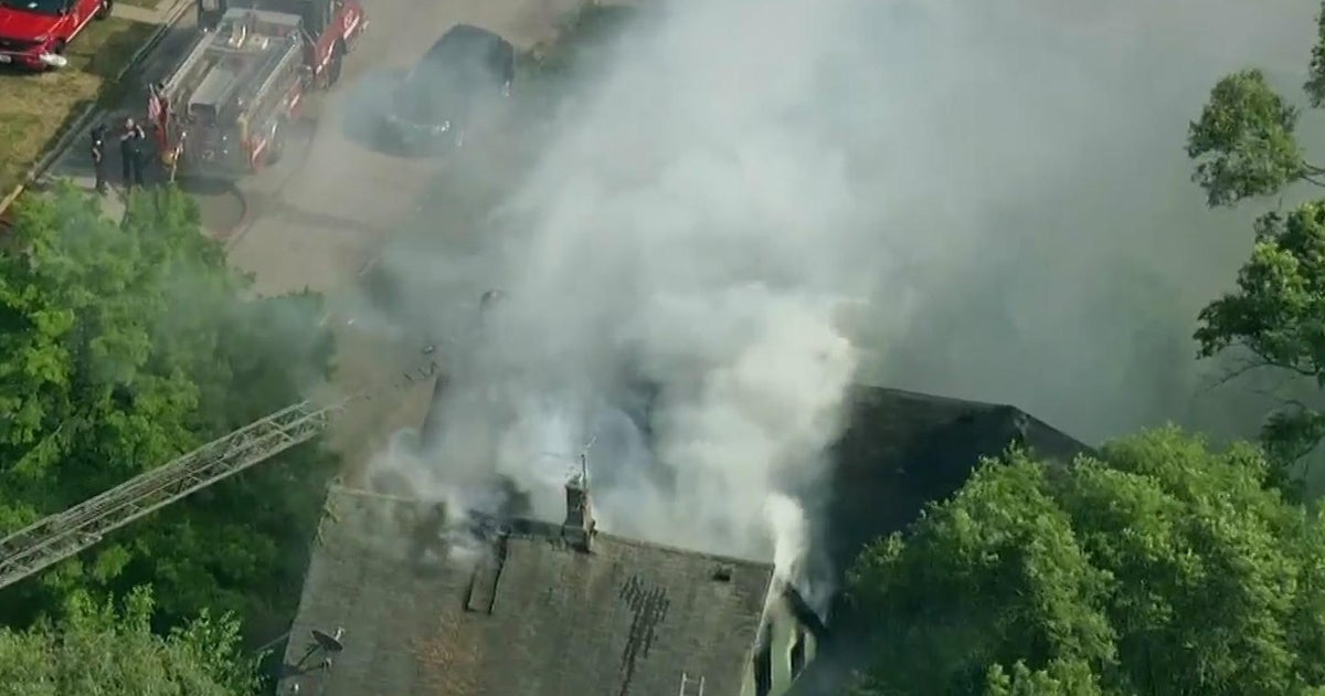 Fire rips through house in Roseland - CBS Chicago