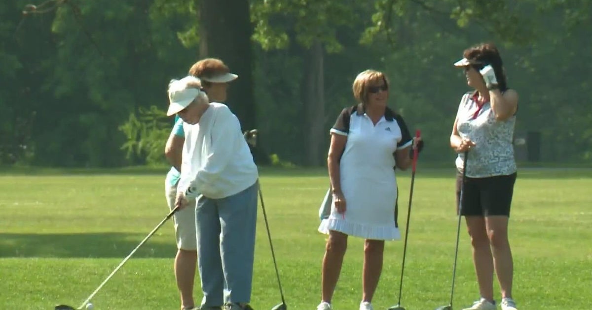 100-year-old golfer is still swinging - CBS Chicago