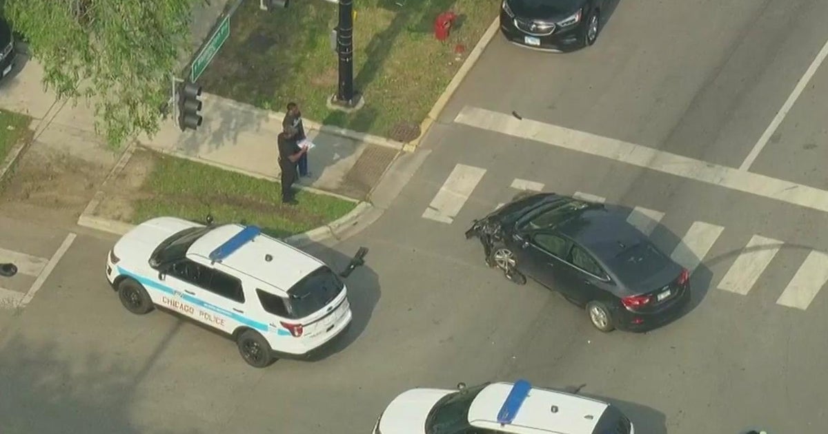 Chicago police chase ends in crash in West Garfield Park - CBS Chicago