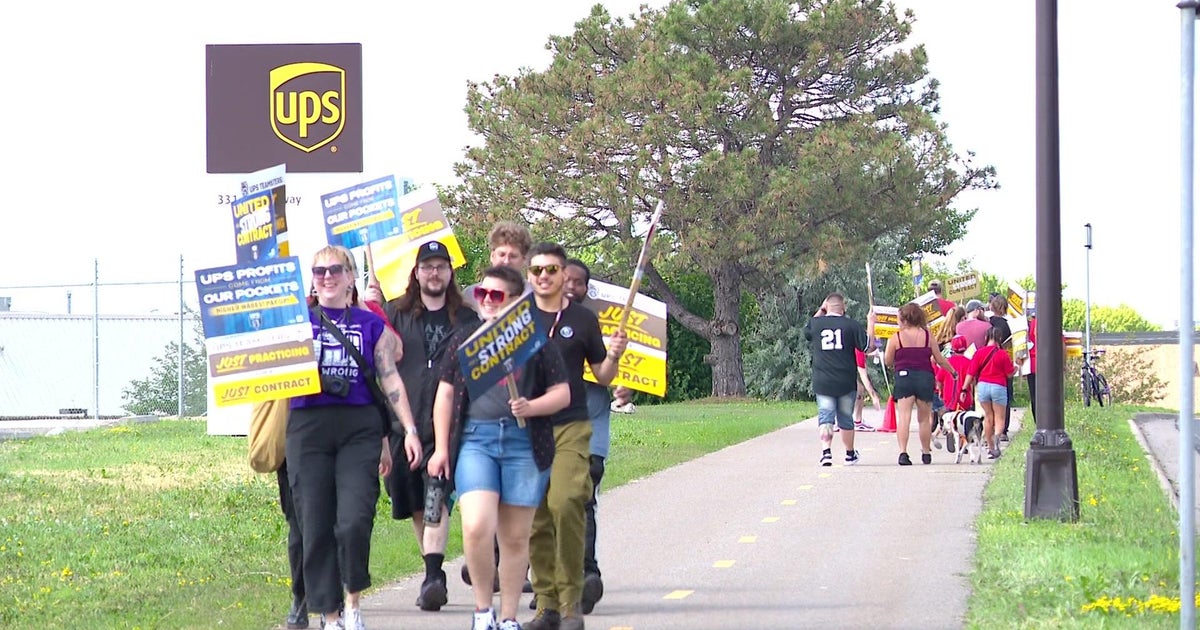 Minnesota UPS employees hold practice picket ahead of potential strike ...