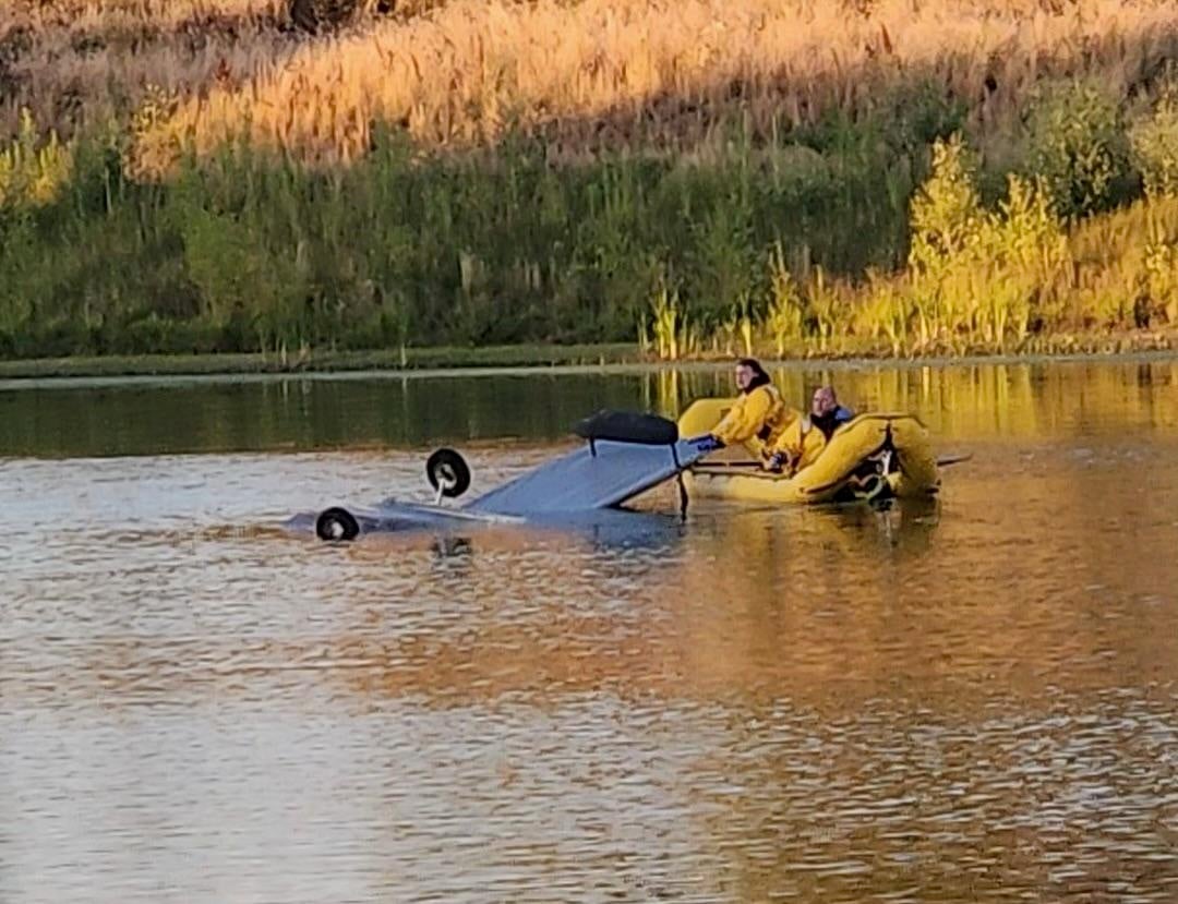 Plane crashes into pond near I-35E in Lino Lakes - CBS Minnesota