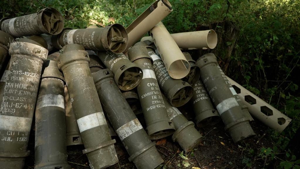 Ukrainian troops near Bakhmut use Howitzers from U.S. to pin Russians ...