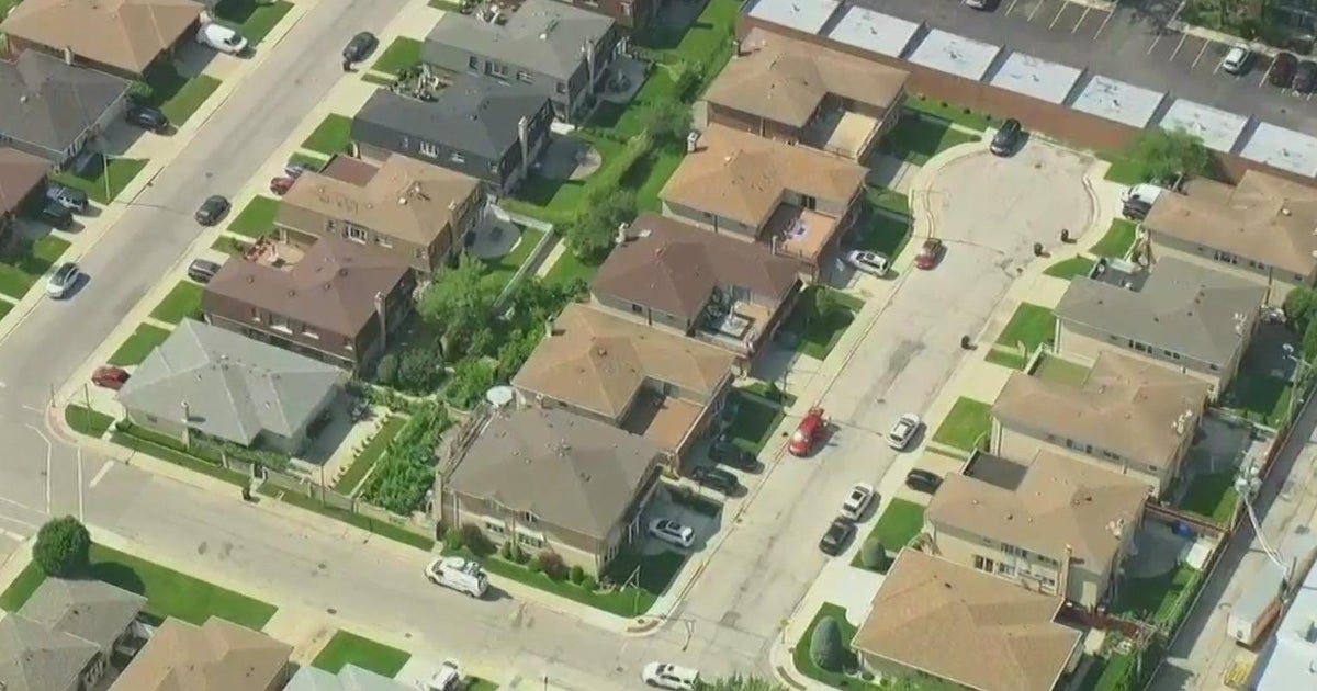 Evacuation slide falls from plane headed to O'Hare Airport - CBS Chicago