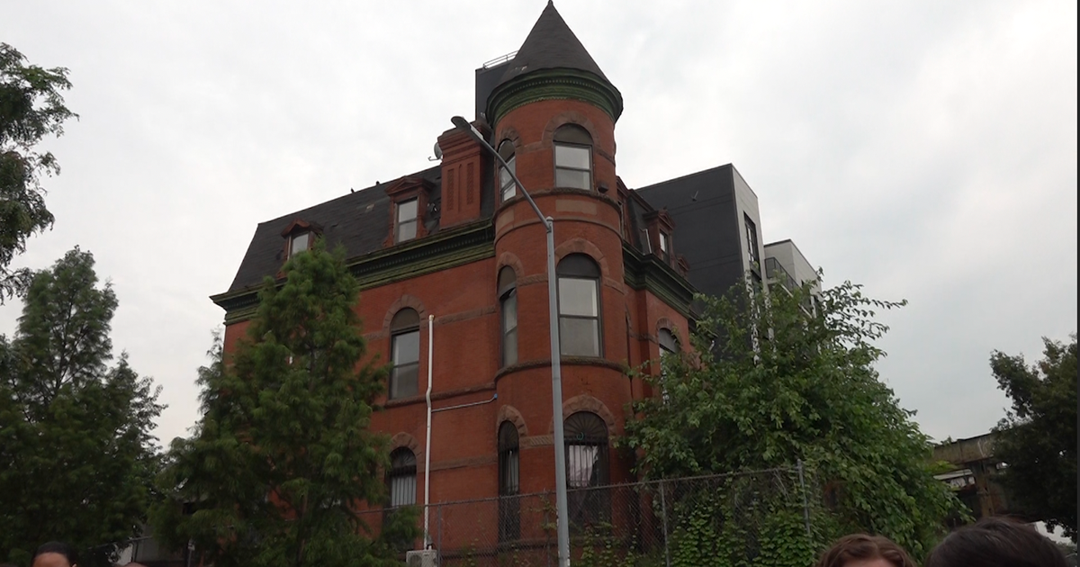 Activists rally for tougher enforcement of Bushwick landmark - CBS New York