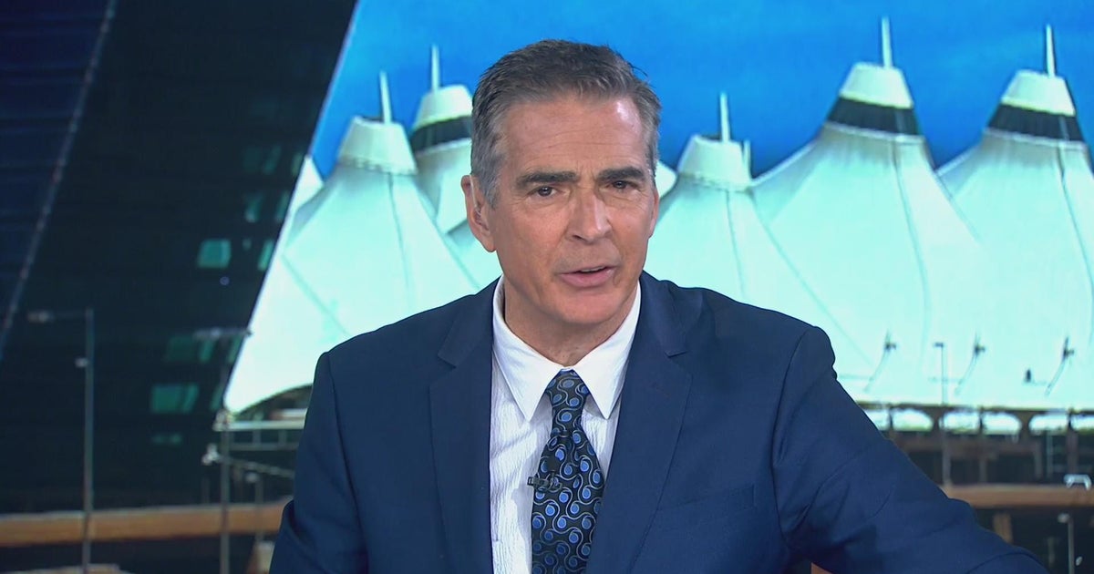 Prisoner breaks free, escapes on tarmac at DIA - CBS Colorado