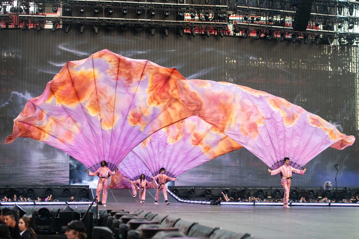 Photos: Taylor Swift dazzles packed house at Levi's Stadium with ...