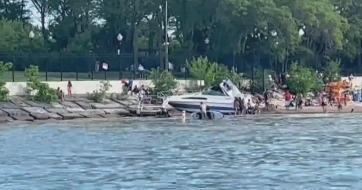 Boat washes ashore on Ohio Street Beach - CBS Chicago