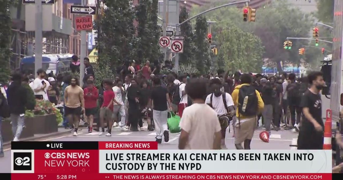 NYPD trying to disperse massive crowd in Union Square - CBS New York