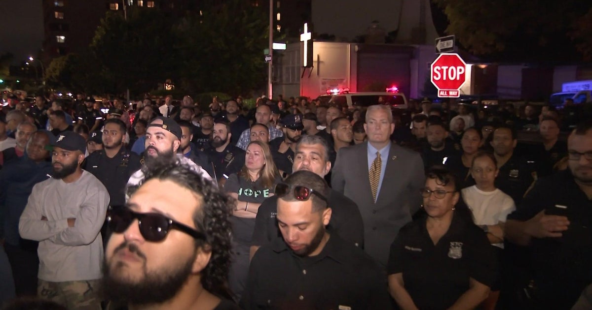 Loved ones, NYPD officers flood Bronx street for vigil honoring NYPD ...