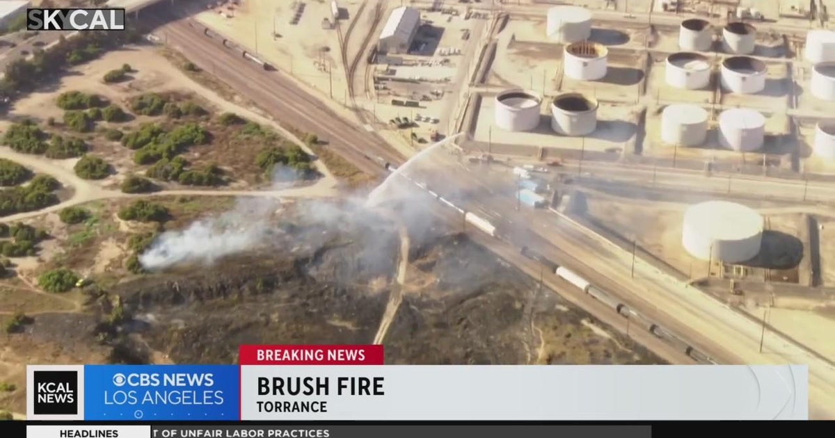 Torrance brush fire shuts down traffic on Del Amo Blvd - CBS Los Angeles