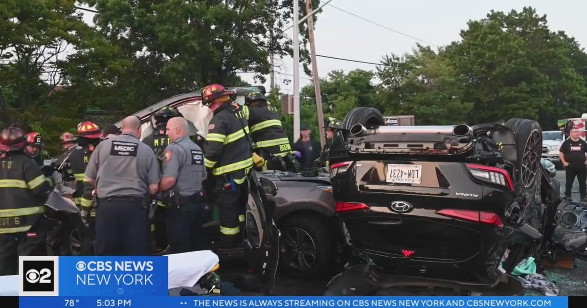 Queens father, 2 children killed in Massapequa crash - CBS New York