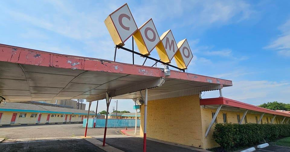 Preservationists rally to save historic Como Motel - CBS Texas