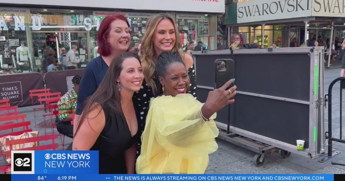 New CBS musical game show "Superfan" takes over Times Square - CBS New York