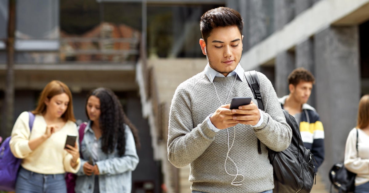 Walking while texting can be dangerous, researchers find - CBS Boston