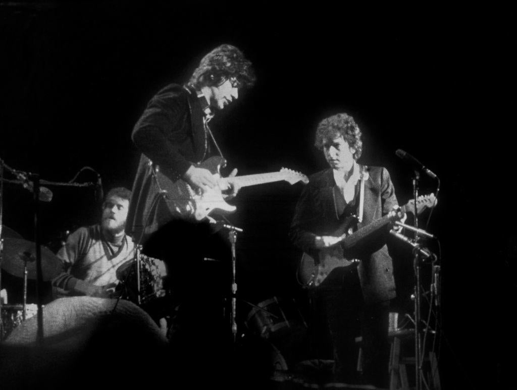 Robbie Robertson, guitarist for The Band, dies at age 80 - CBS News