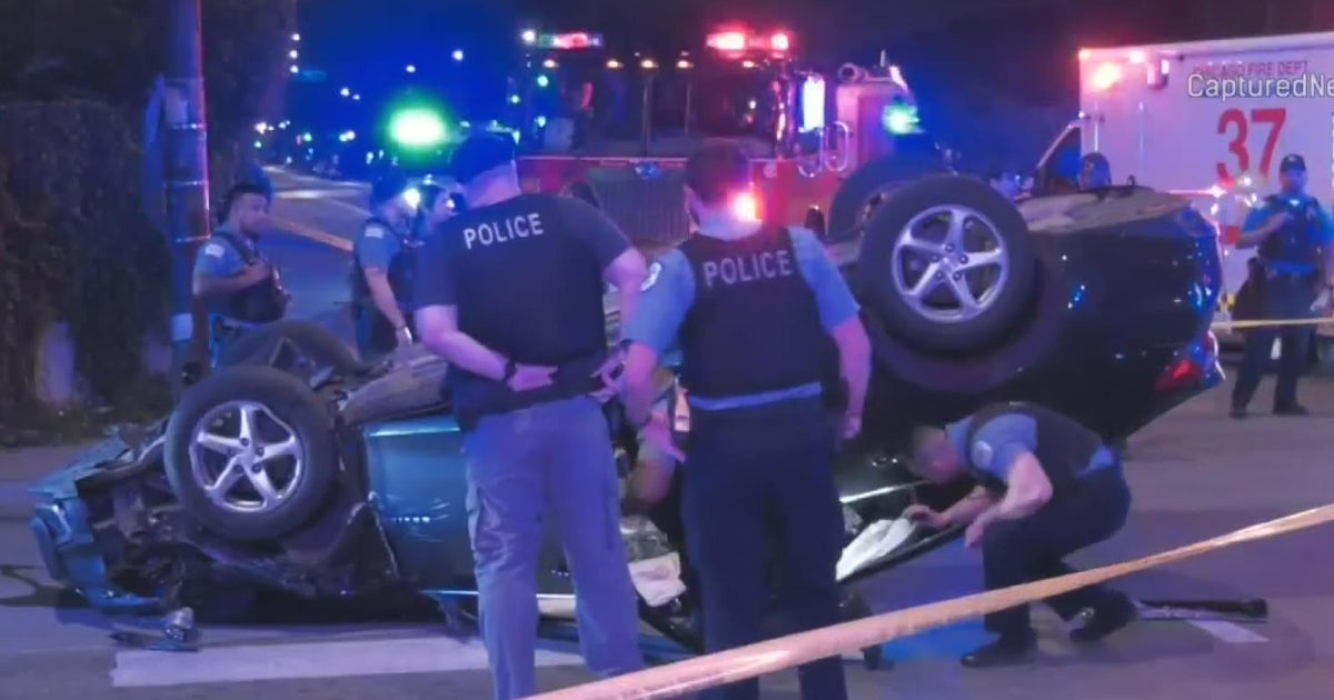 Man shot while inside parked car at gas station in Chatham - CBS Chicago