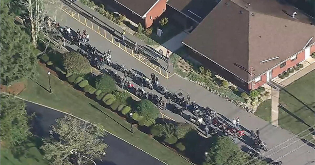 Hundreds of motorcyclists form funeral procession for Navy veteran ...
