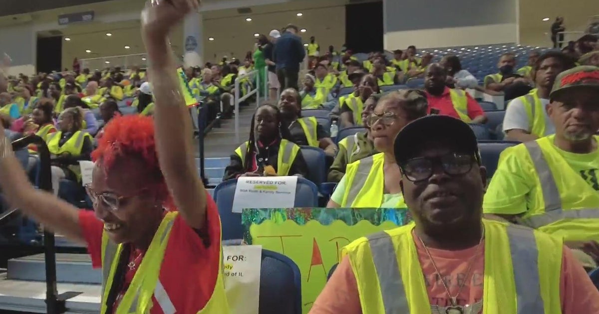 CPS celebrates Safe Passage workers students back to school - CBS Chicago