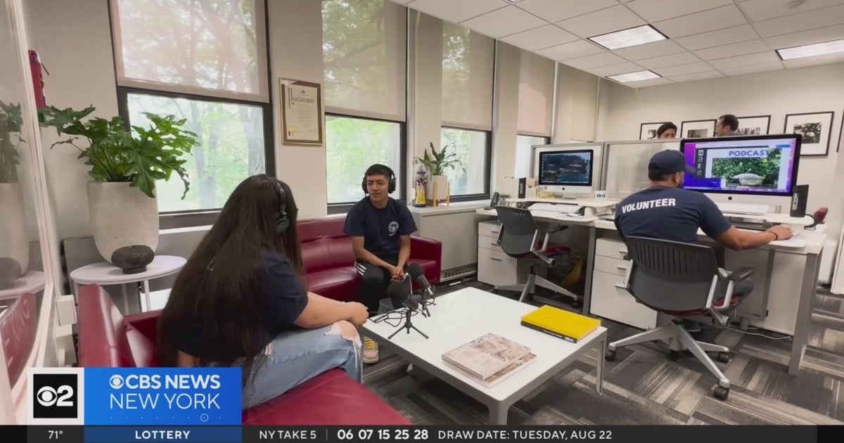 Bronx-based paid internship helps undocumented high school students - CBS New York