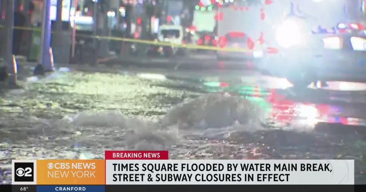 Major water main break floods Times Square overnight - CBS New York