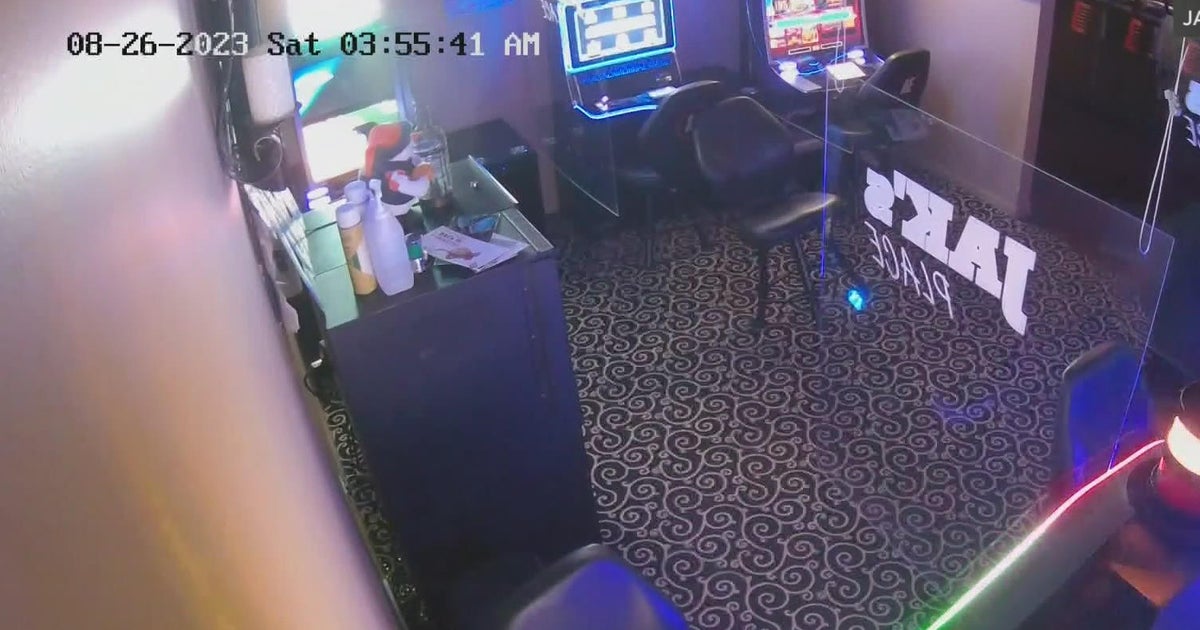 Brazen thieves target gaming machine at Chicago Ridge lounge - CBS Chicago