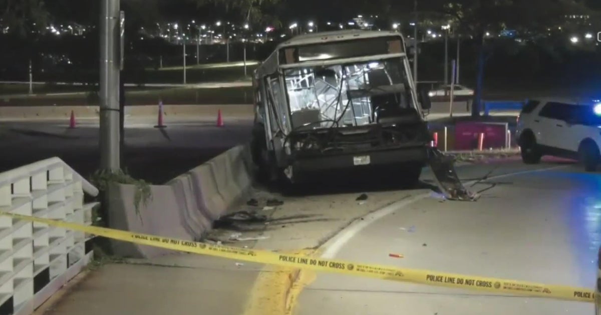 Bus driver critically injured in shuttle bus crash - CBS Chicago