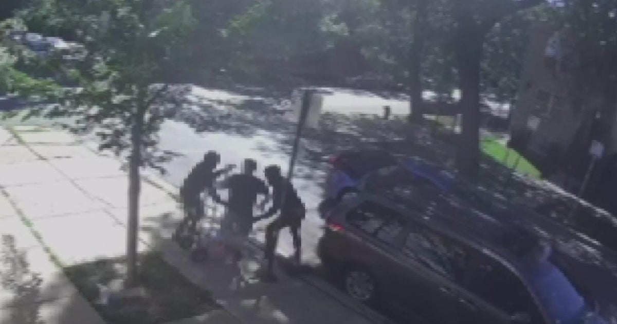 Logan Square armed robbery victim tells his harrowing story - CBS Chicago