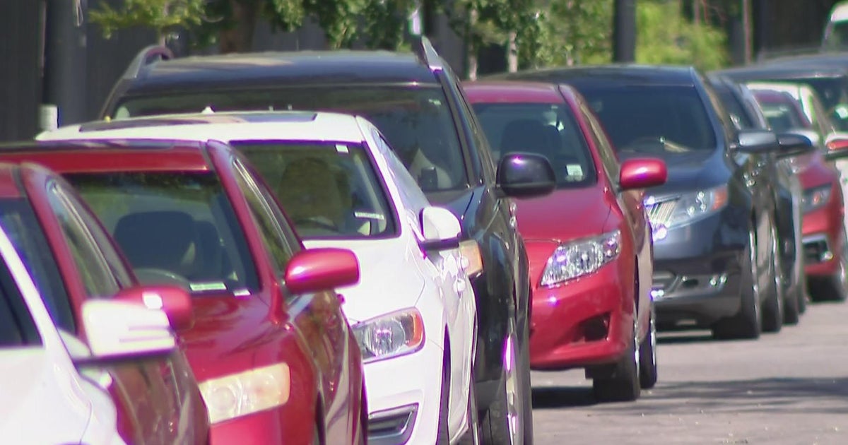 Thieves target parked cars in South Commons - CBS Chicago
