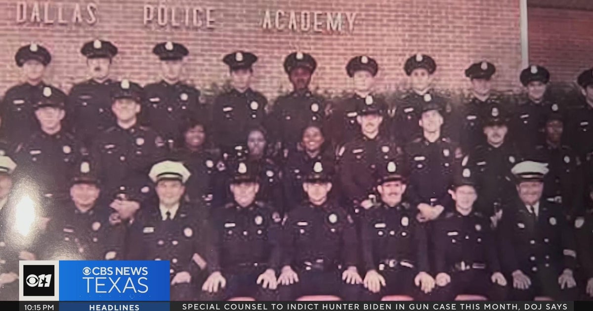Dallas honors police officers with 50+ years of service - CBS Texas
