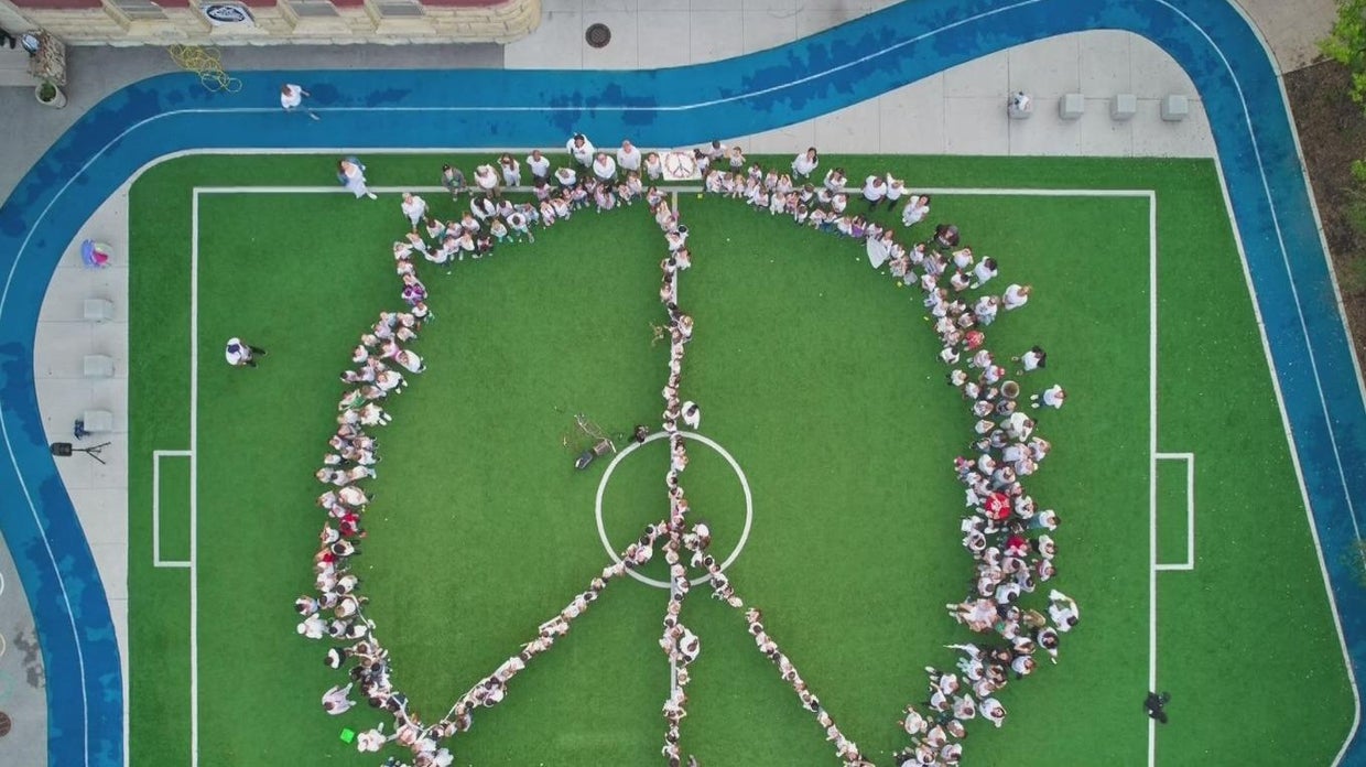 Chicago Public Schools students spread a message of peace - CBS Chicago